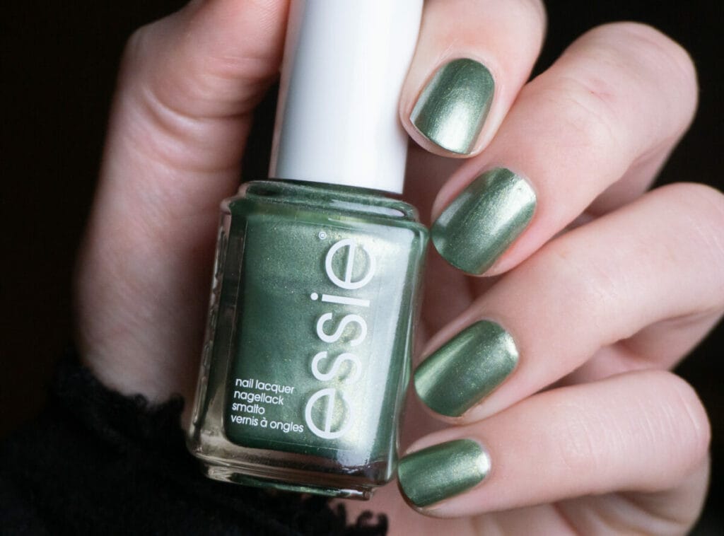 Swatches of the Essie Winter 2022 collection 'Wrapped in luxury' - Noae ...