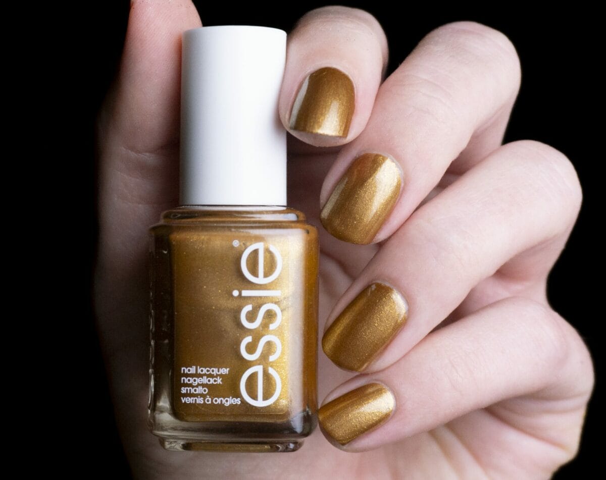 Swatches of the Essie Winter 2022 collection 'Wrapped in luxury' - Noae ...